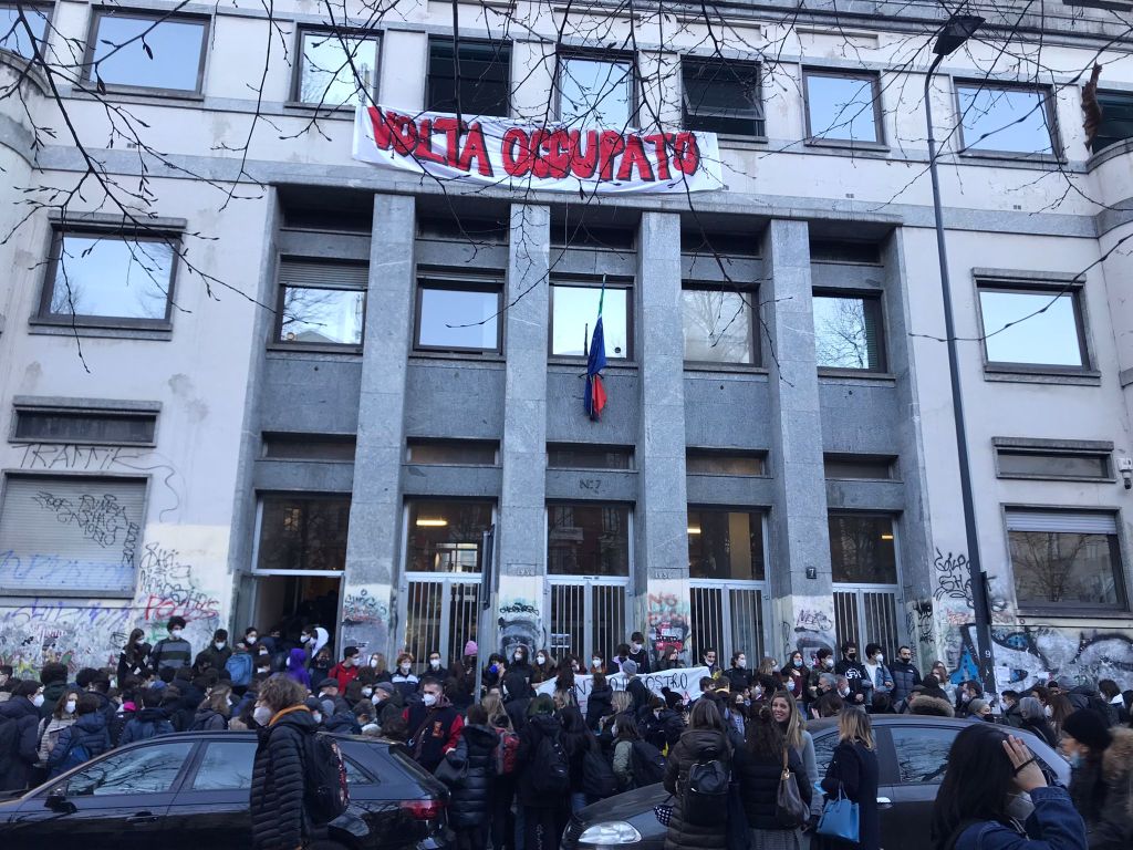 Scuola, occupato il liceo Volta a Milano – La Discussione Scuola, occupato il liceo Volta a Milano – La Discussione
